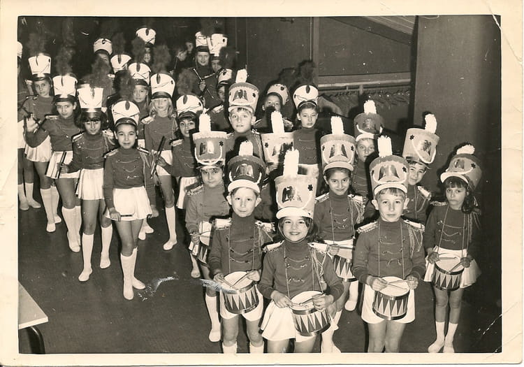 Photo de classe Mini-tambours et mini-majorettes de 1970, Twirling ...