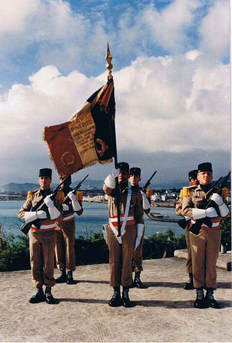 Photo de classe Garde au Drapeau du RIMAP-NC en tenue "Tontuta" de 1989 ...