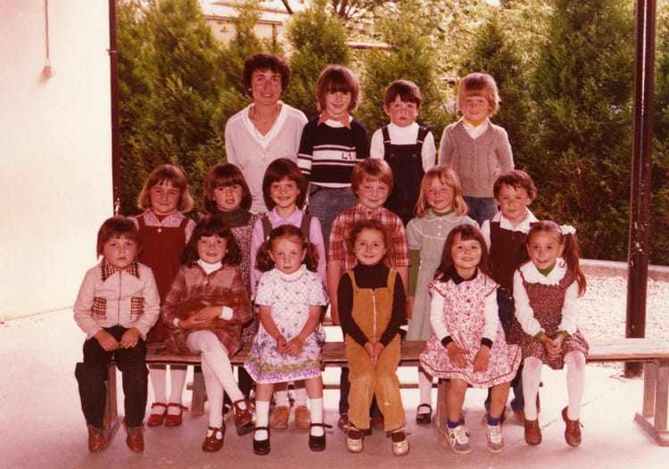 Photo de classe Classe enfantine 77/78 de 1977, ECOLE LES SAULES ...