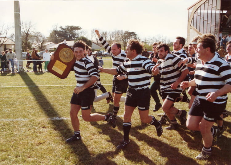 Photo de classe Champions des pyrenees de 1990, ASU RUGBY - Copains d'avant