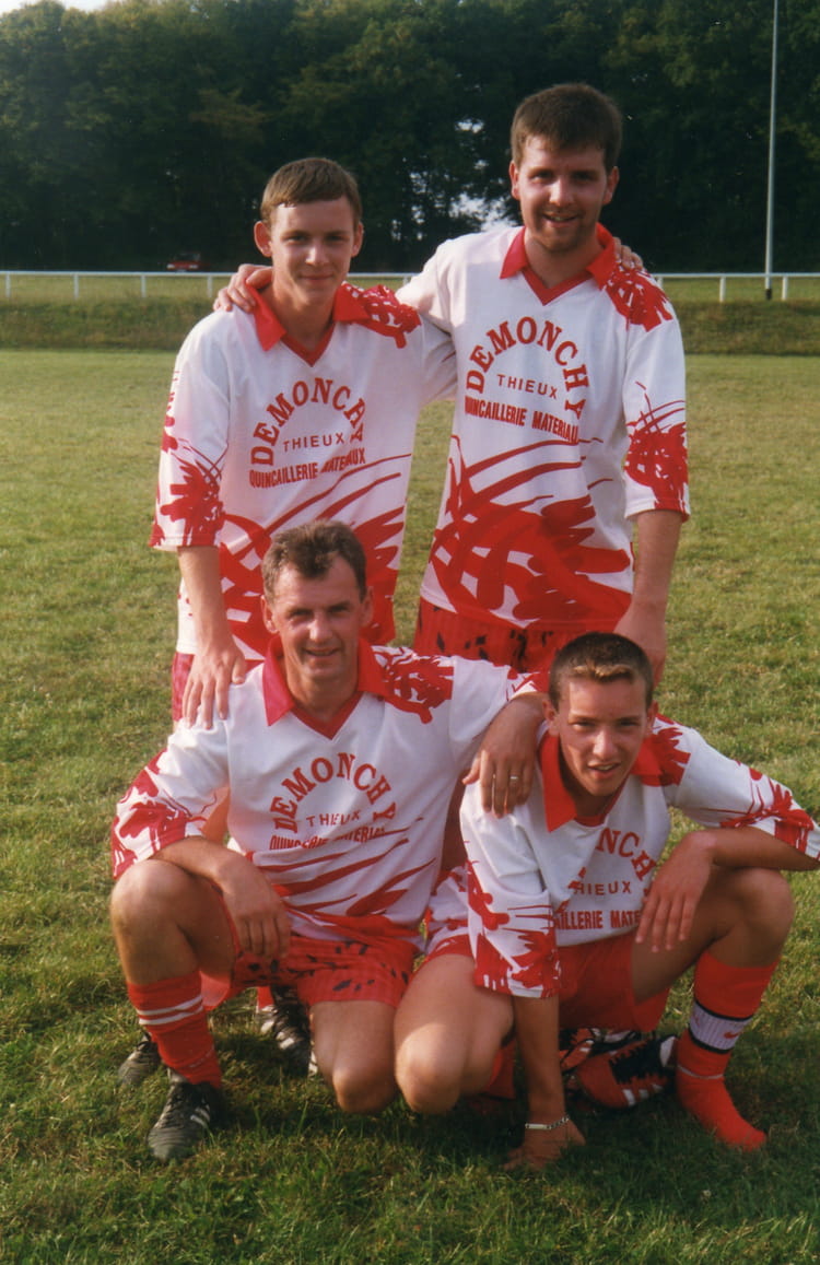 Photo de classe Le foot en famille de 2001, Jeunesse Sportive De Thieux ...