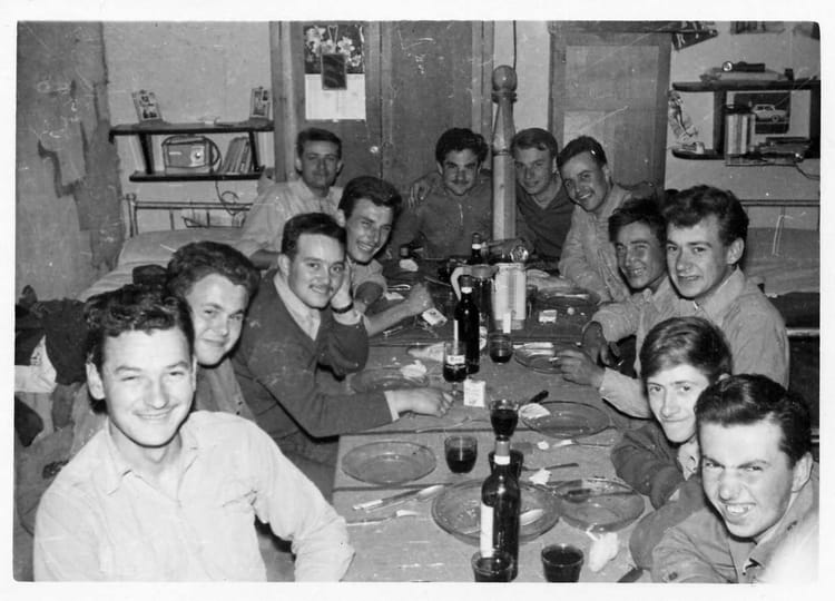 Photo de classe Repas Pour fêter "La Quille" Bône de 1963, 52 ème B.t ...