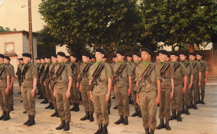 Photo de classe 3 eme rang du bas 2eme de droite a gauche de 1989, 2 E ...