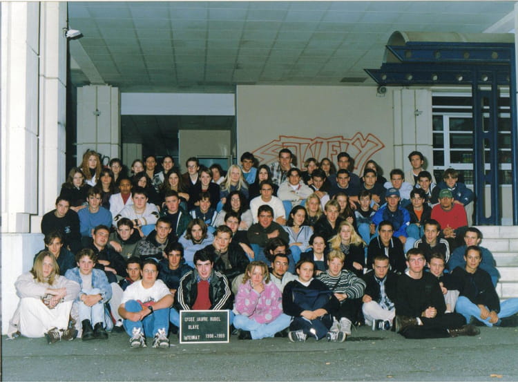 Photo de classe INTERNAT de 1998, Lycée Jaufré Rudel - Copains d'avant