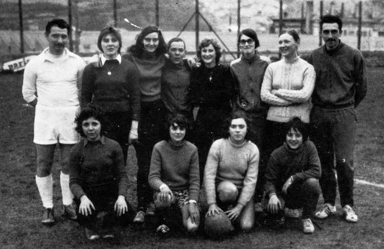 Photo de classe Début du Football Féminin à Fécamp de 1972, USF ...