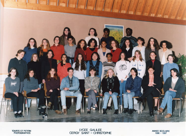Photo de classe Lycée Galilée (CERGY) 1er L 1996-97 (Prof = Mme LE LAY) de 1996, Lycée Galilée ...