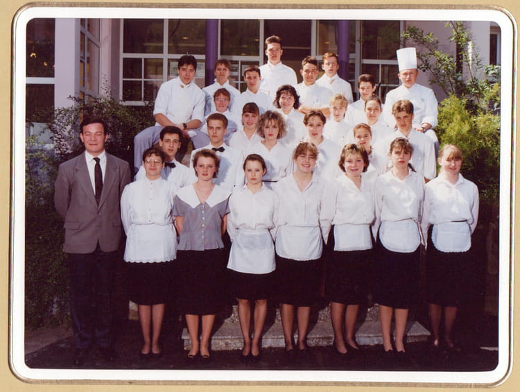 Photo De Classe CAP BEP H tellerie De 1992 LEP Copains D avant
