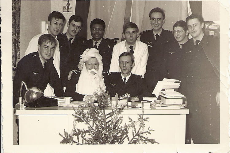 Photo de classe 24 DECEMBRE 1971 bureau du médecin capitaine verjat de ...