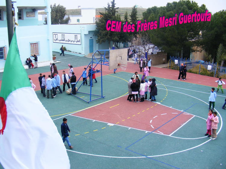 Photo de classe CEM des Frères Mesri Guertoufa de 2009, Cem Des Frères ...