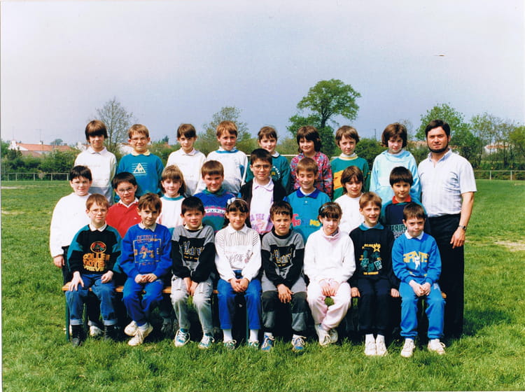 Photo de classe CE1 - CE2 Mr COUTURIER de 1987, Ecole Saint Joseph ...