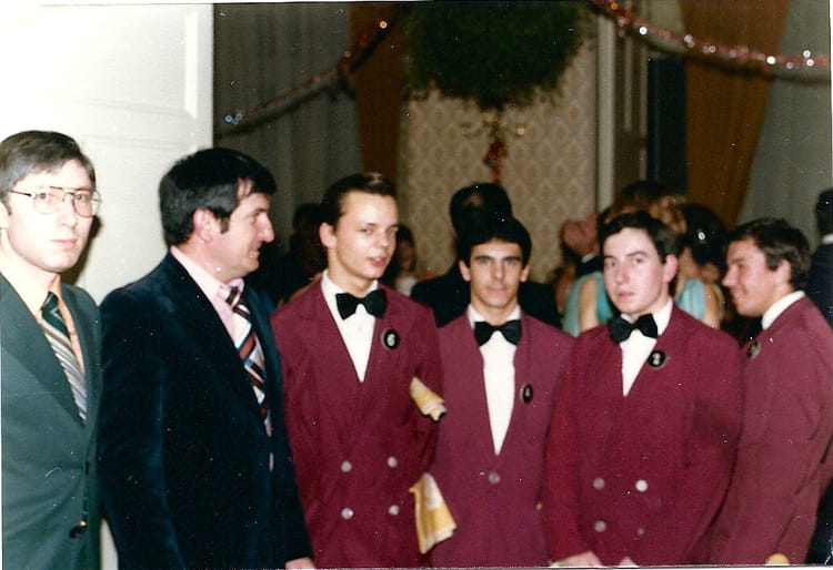 Photo de classe L'EQUIPE DU CERCLE-MESS de 1980, Cercle-mess Officiers ...