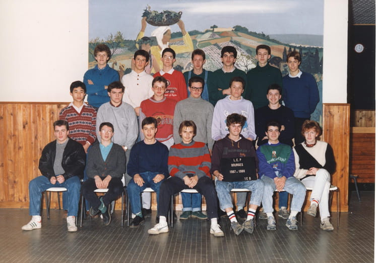 Photo de classe 1EB de 1987, Lycée Pierre-emile Martin - Copains d'avant