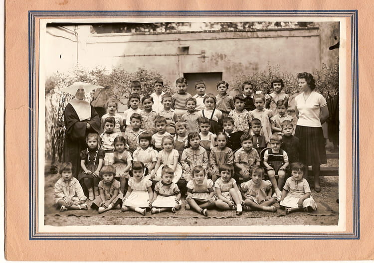 Photo de classe Classe enfantine de 1960, ECOLE MATERNELLE EXTERNAT ...