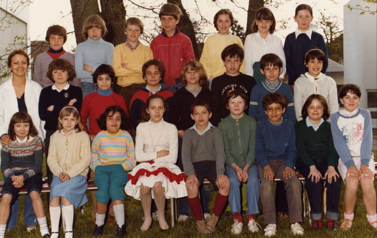 Photo de classe Cm2 de 1982, école Henri-dunant - Copains d'avant
