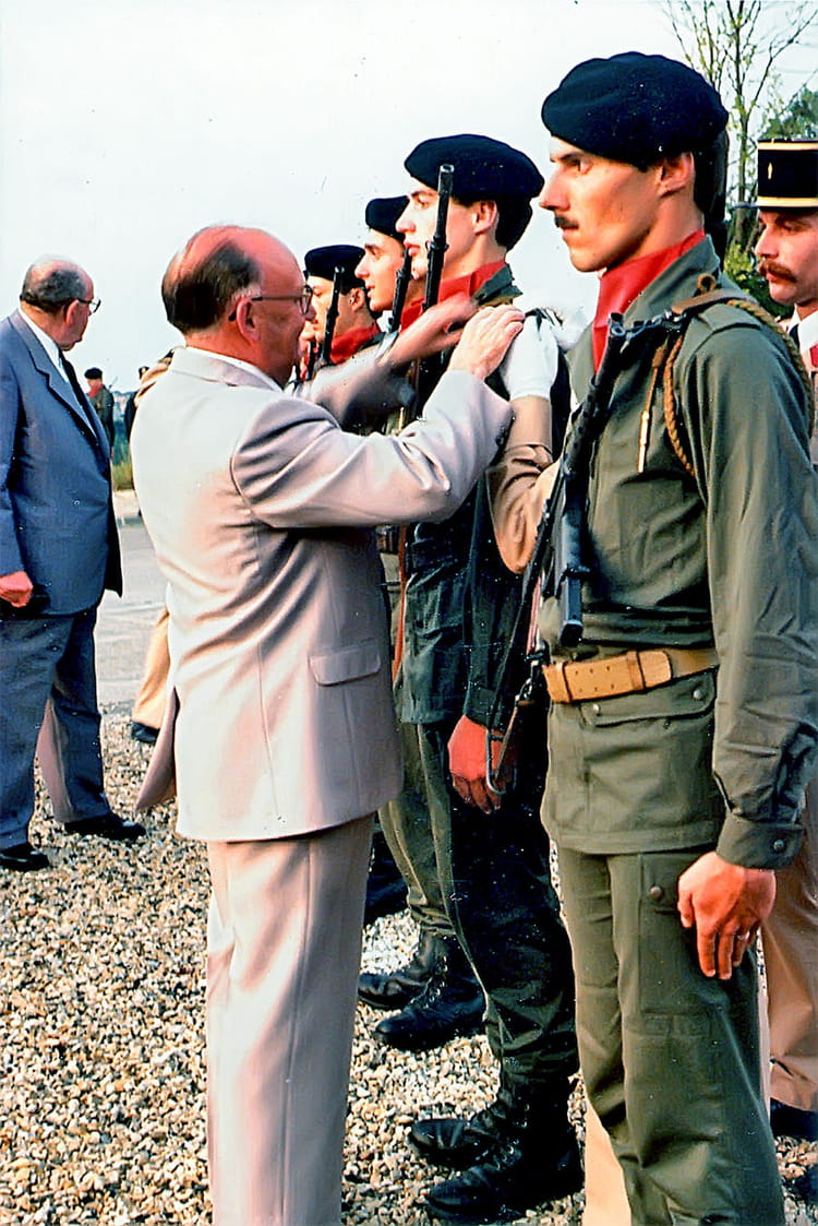 Photo de classe Cérémonie au 4°RA de 1981, 4eme R.a (Regiment D ...