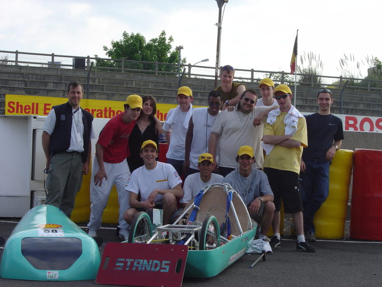 Photo de classe L'Equipe de 2004, EVRY SHELL ECO MARATHON - Copains d'avant