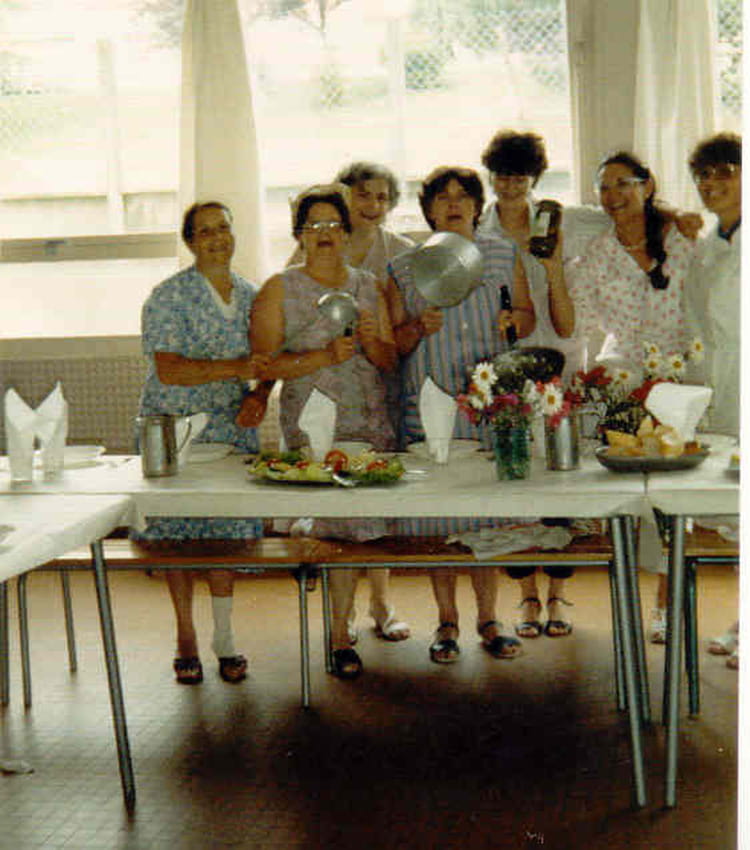Photo de classe L'équipe de cuisine de 1984, Centre Aere Paul Mulot ...