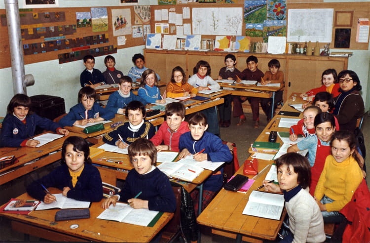 Photo de classe Cm2 de 1975, Ecole Primaire (Laissac) - Copains d'avant
