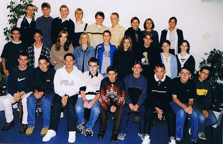 Photo de classe 2nde 9 de 2002, Lycée Jean-baptiste De La Salle - Copains d'avant