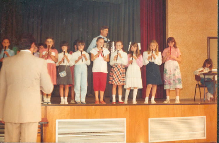 Photo de classe Groupe de Mr Lasson de 1983, Ecole Irene Joliot-curie ...