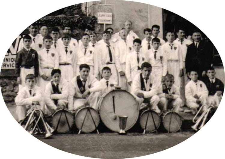 Photo de classe Logo de l'établissement 'Jeanne D'arc St Quentin / Mée ...