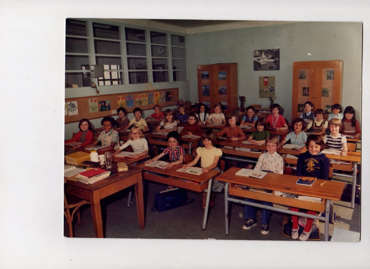 Photo de classe CE2 de 1976, ECOLE NOVE JOSSERAND - Copains d'avant Photo de classe CE2 de 1976, ECOLE NOVE JOSSERAND - Copains d'avant