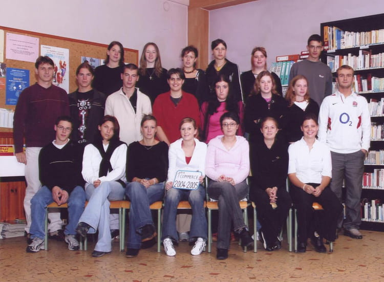 Photo de classe 1 er bac commerce de 2004, Lycée Professionnel Jeanne D'arc - Copains d'avant