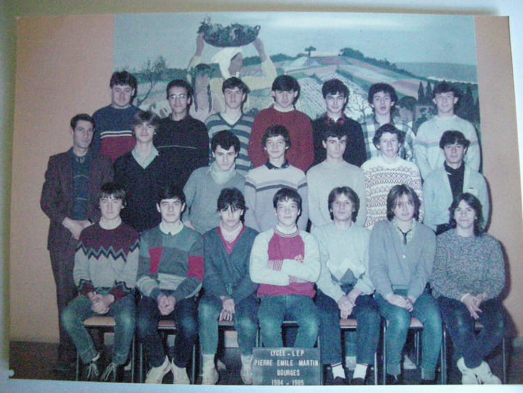 Photo de classe 1 CAP DESSIN MECA de 1985, Lycée Pierre-emile Martin - Copains d'avant