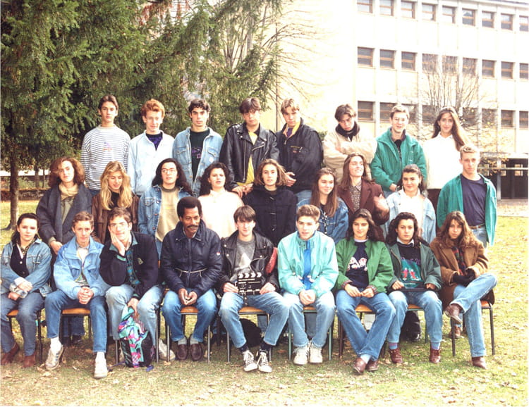 Photo de classe 2°2 de 1990, Lycée Edmond Rostand - Copains d'avant