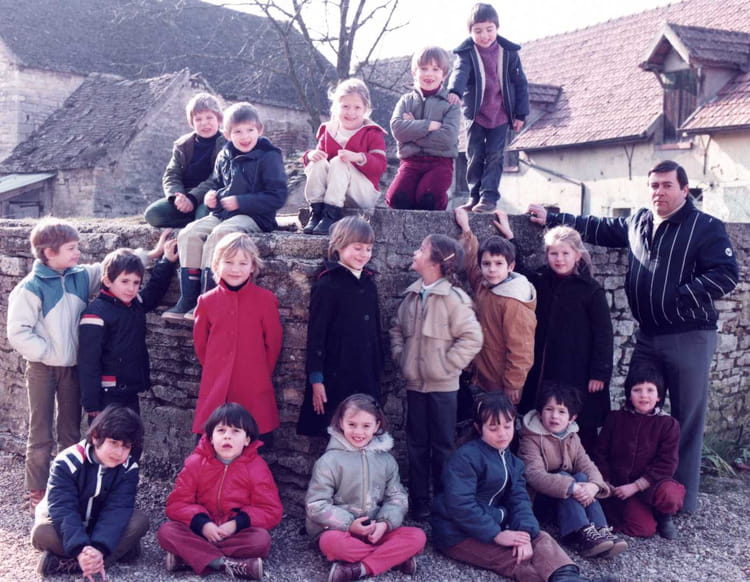 Photo de classe CP de 1982, ECOLE DE LA MAIRIE - Copains d'avant Photo de classe CP de 1982, ECOLE DE LA MAIRIE - Copains d'avant