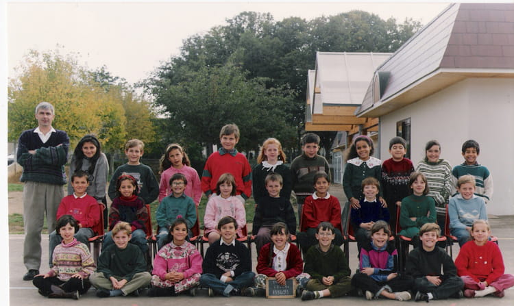 Photo de classe CE2 / CM1 Bernard Guillemot de 1992, ECOLE JULES ...