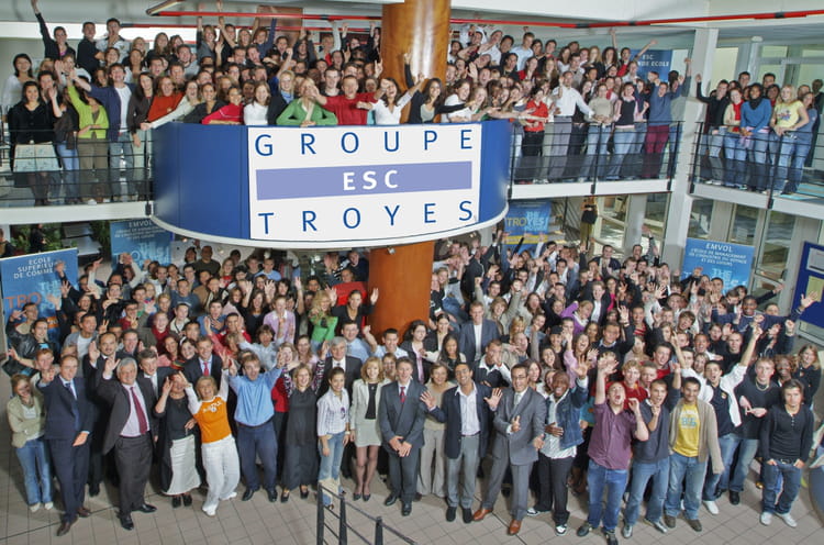 Photo de classe Jour de la rentrée en 1ère année de 2005, ESC TROYES ...
