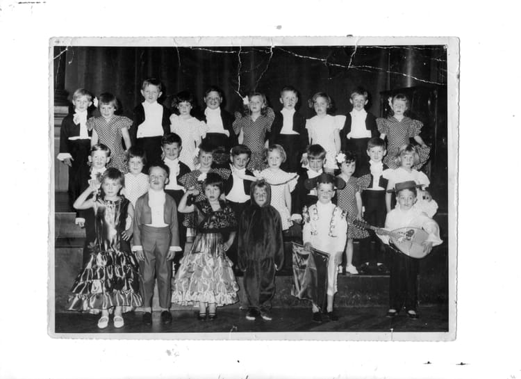 Photo de classe Spectable fin d année de 1963, 2cole Maternelle ...