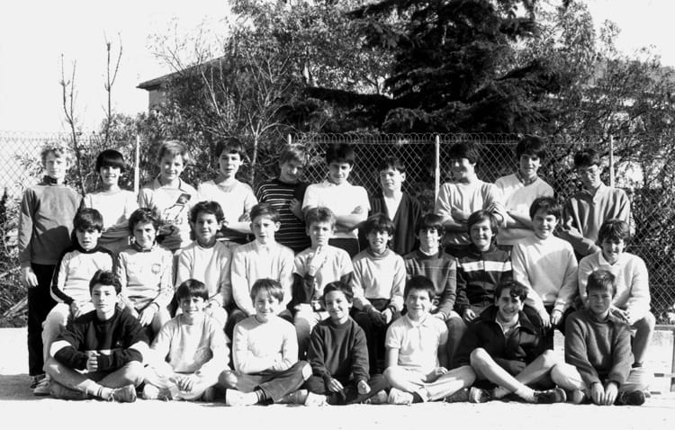 Photo de classe 5ème bleue de 1984, Collège Bon Accueil - Copains d'avant