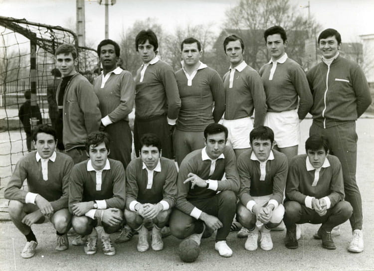 Photo de classe Equipe HBCS de 1969, CASTRES HANDBALL - Copains d'avant