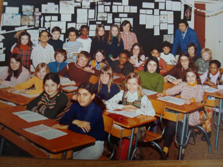 Photo de classe Cm2 de 1975, école Primaire Germaine Vié - Copains d'avant