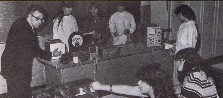 Photo de classe 3eme labo physique de 1981, College Notre-dame Et Saint ...