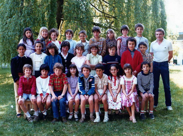 Photo de classe CM1 de 1982, Ecole Primaire (Carignan) - Copains d'avant