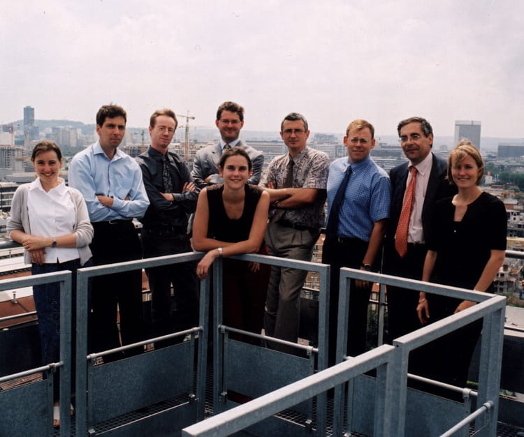 Photo de classe Equipe EIEV sur le toit de Charlebourg de 2001, Psa ...