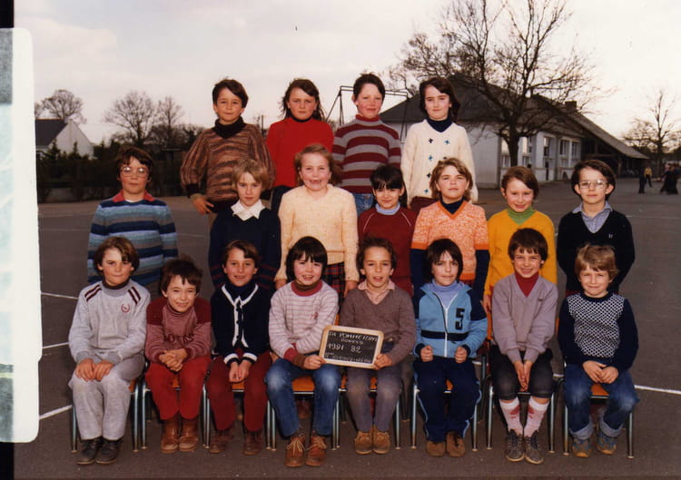Photo de classe CE1 de 1981, école Primaire La Pommeraye - Copains d'avant