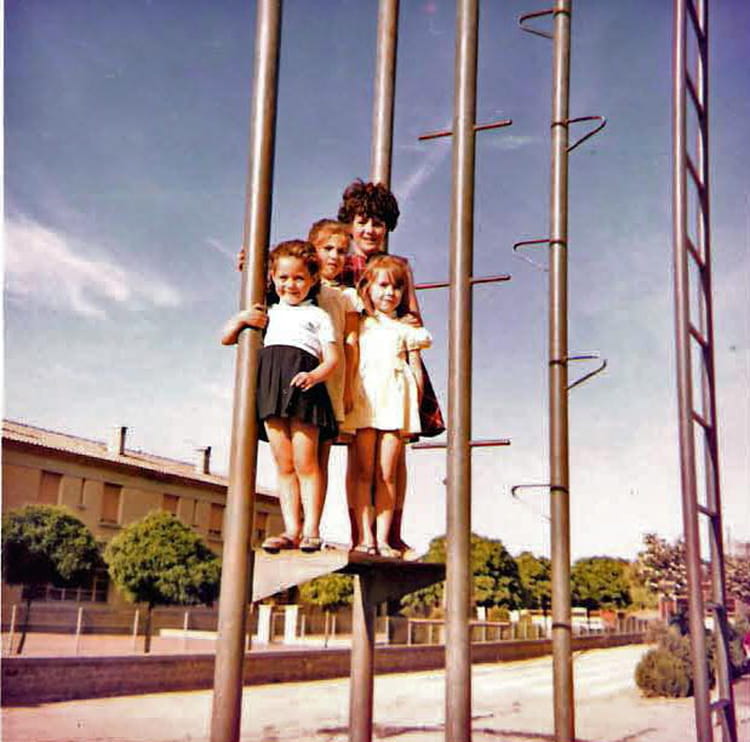Photo de classe PHOTO DE GROUPE SUR LE PORTIQUE DU STADE de 1965, Ecole ...