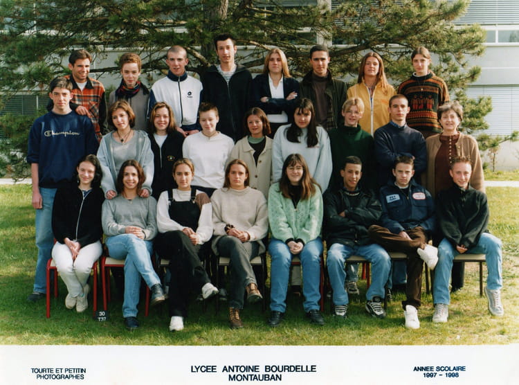 Photo de classe 1ère STL de 1997, Lycée Antoine Bourdelle - Copains d'avant