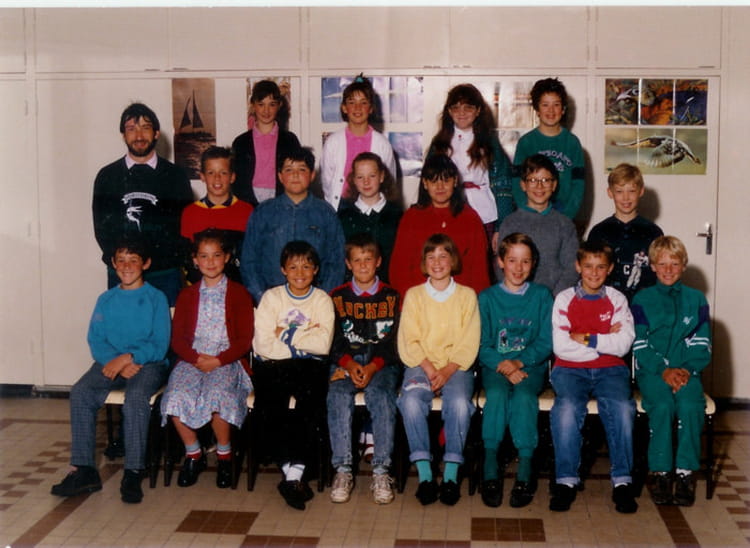 Photo de classe CM1-CM2 de 1988, ECOLE SAINT IGNACE - Copains d'avant