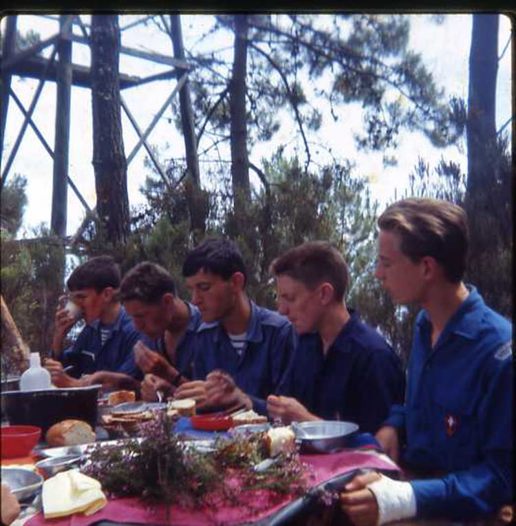 Photo de classe Tablee sous les pins de 1964, Scouts Marins (De France ...