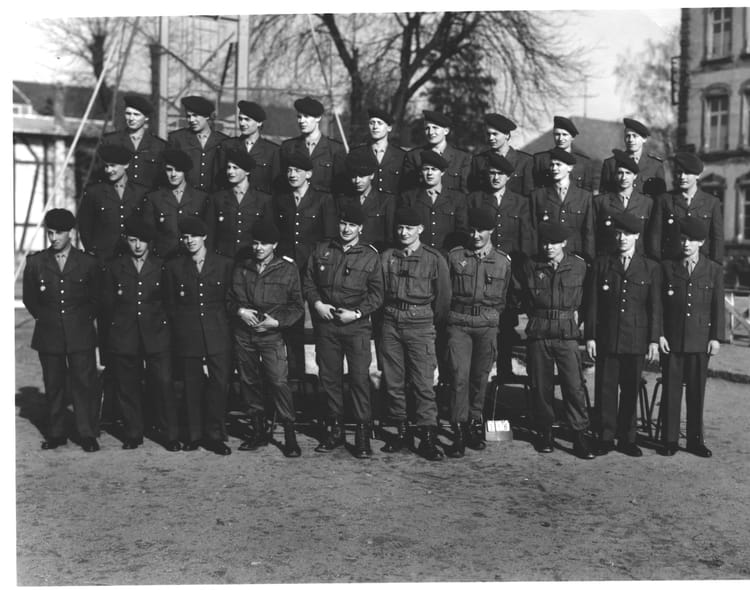 Photo de classe 1er GLA classe 67 1/B de 1967, 1er Gla - Copains d'avant