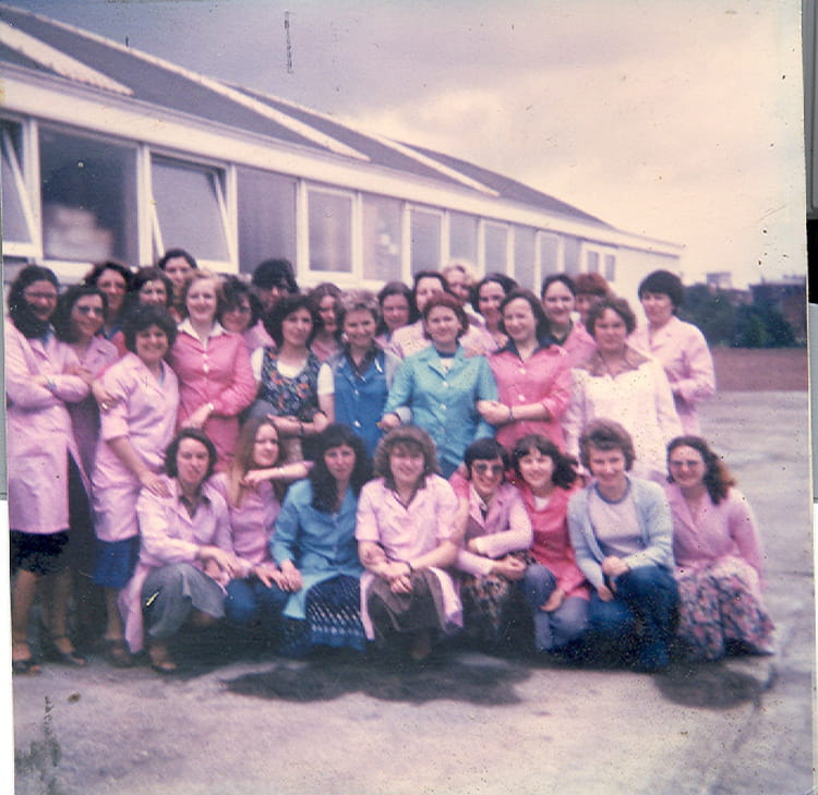 Photo de classe UNE BONNE EQUIPE de 1981, Jean Labatut - Copains d'avant