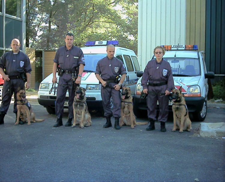 Photo de classe THE FIRST TEAM de 2003, POLICE INTERCOMMUNALE ROISSY ...