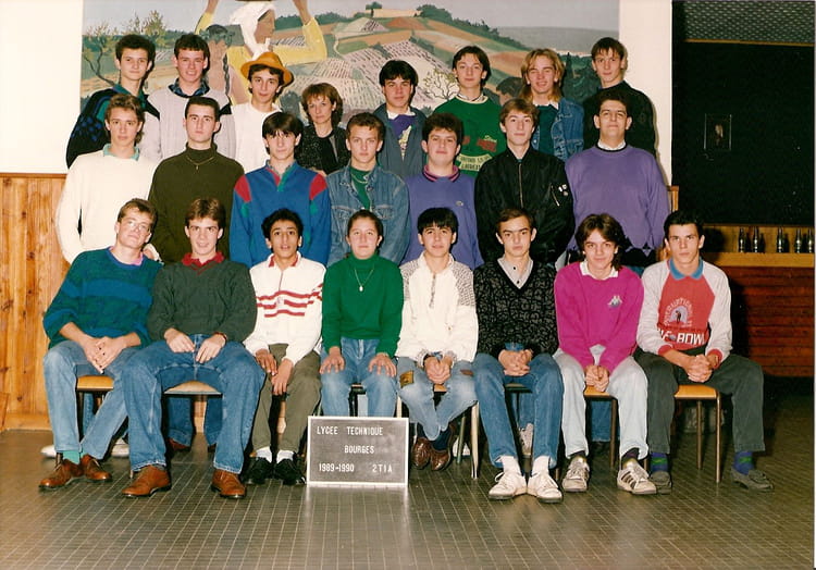 Photo de classe 2T1A de 1989, Lycée Pierre-emile Martin - Copains d'avant