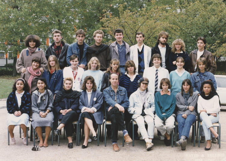 Photo de classe Terminale A1 1986-1987 de 1987, Lycée Romain Rolland ... Photo de classe Terminale A1 1986-1987 de 1987, Lycée Romain Rolland ...