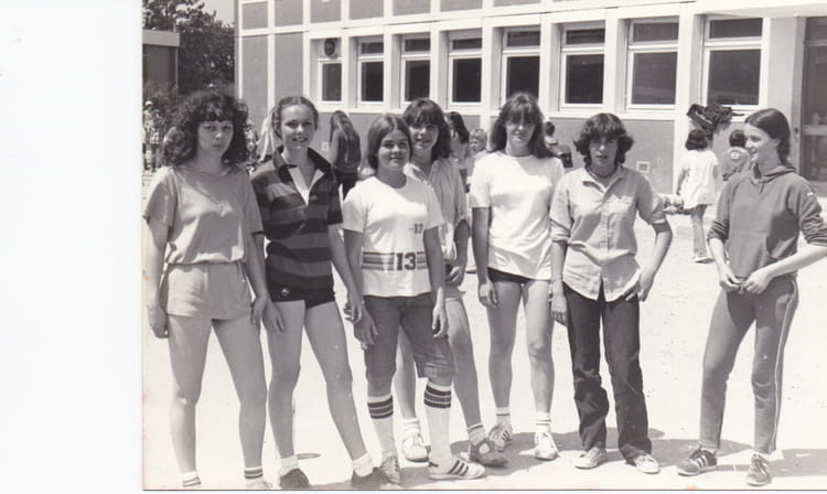 Photo de classe Match Volleyball élèves-professeurs de 1979, Collège Le ...